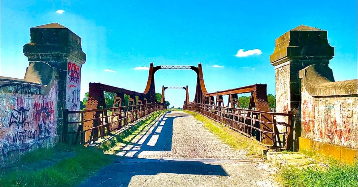 El enigmático Puente Rojo de la ruta 11